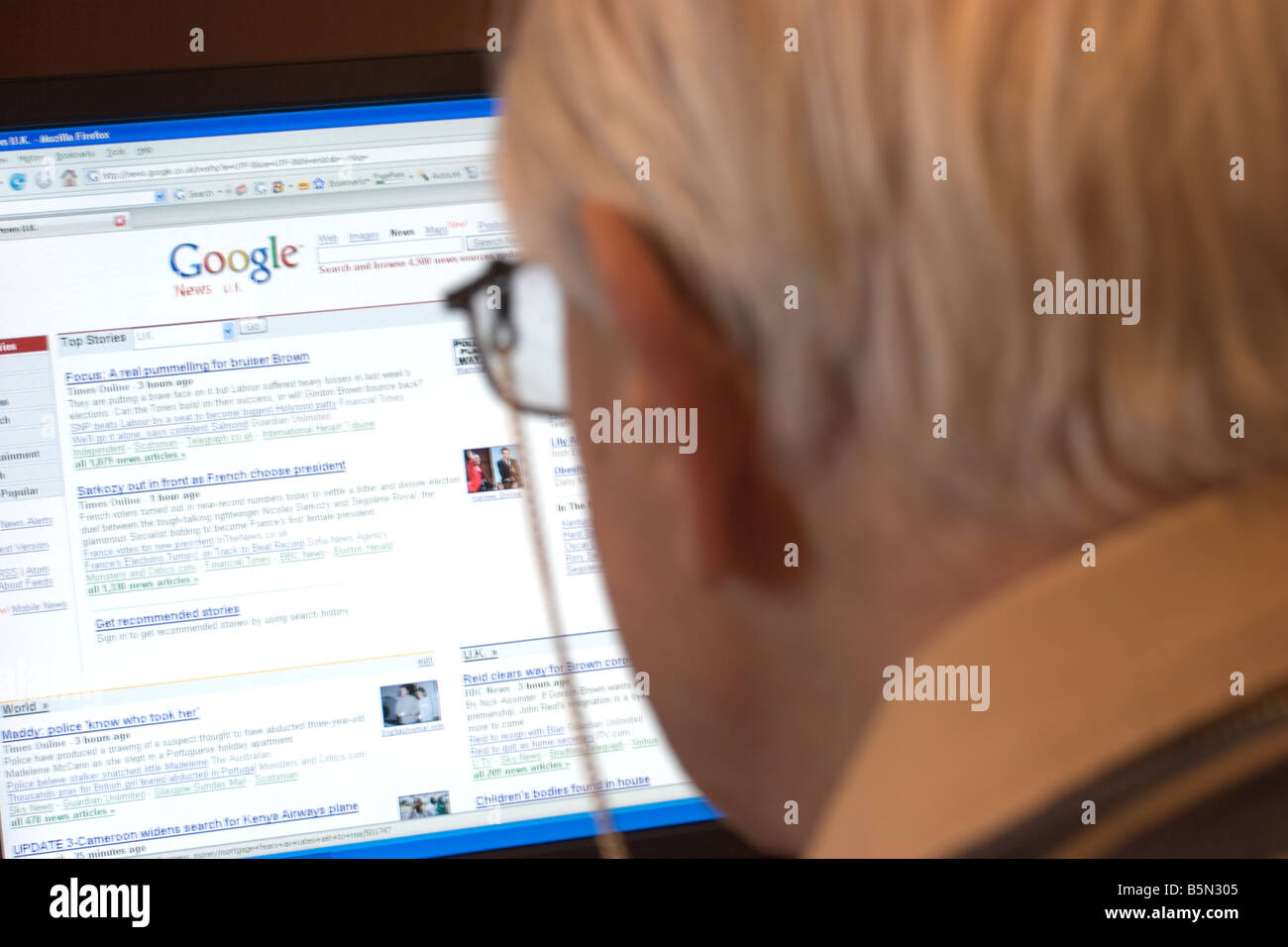 Elderly man using the internet Stock Photo - Alamy