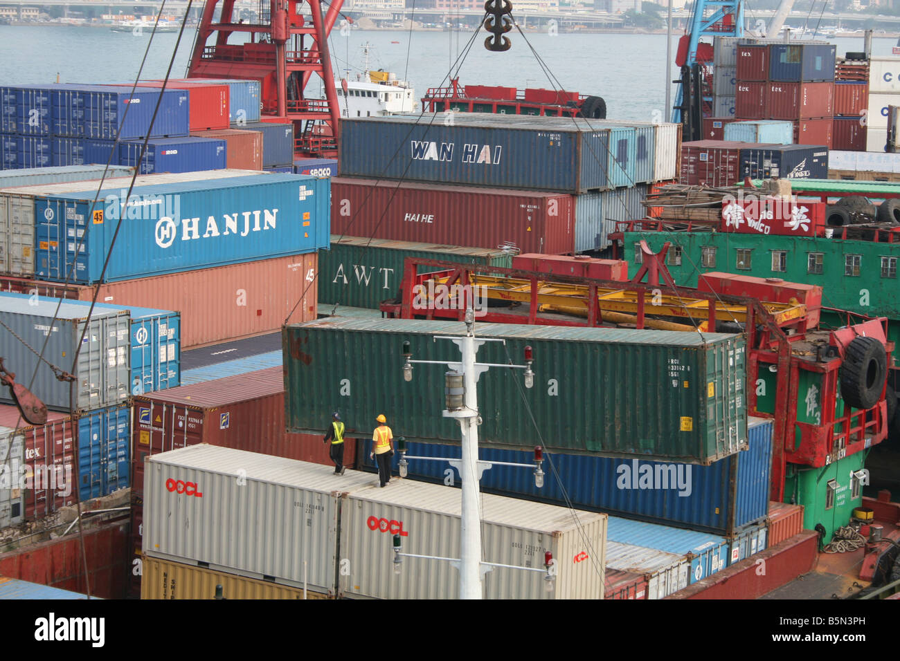 loading containers onto boat in Hong Kong harbour April 2008 Stock ...