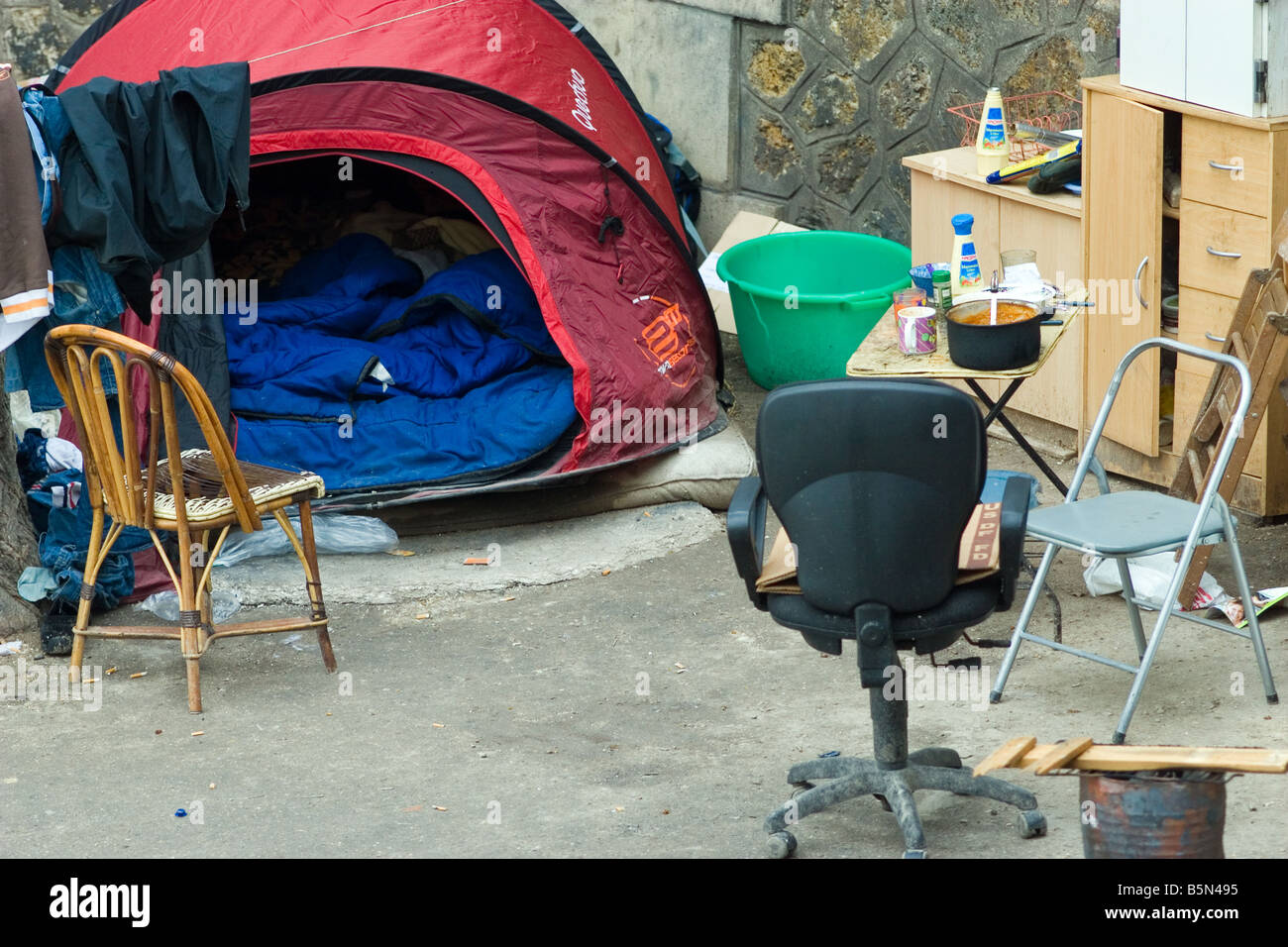 homeless camp in paris, france Stock Photo - Alamy