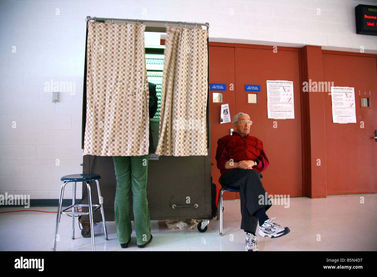 Voting booth united states hi-res stock photography and images - Alamy