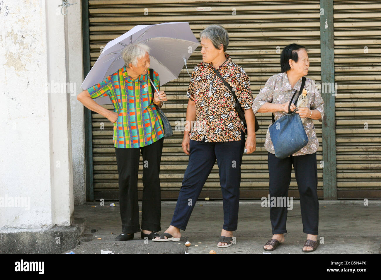 Three old ladies grannies hi-res stock photography and images - Alamy