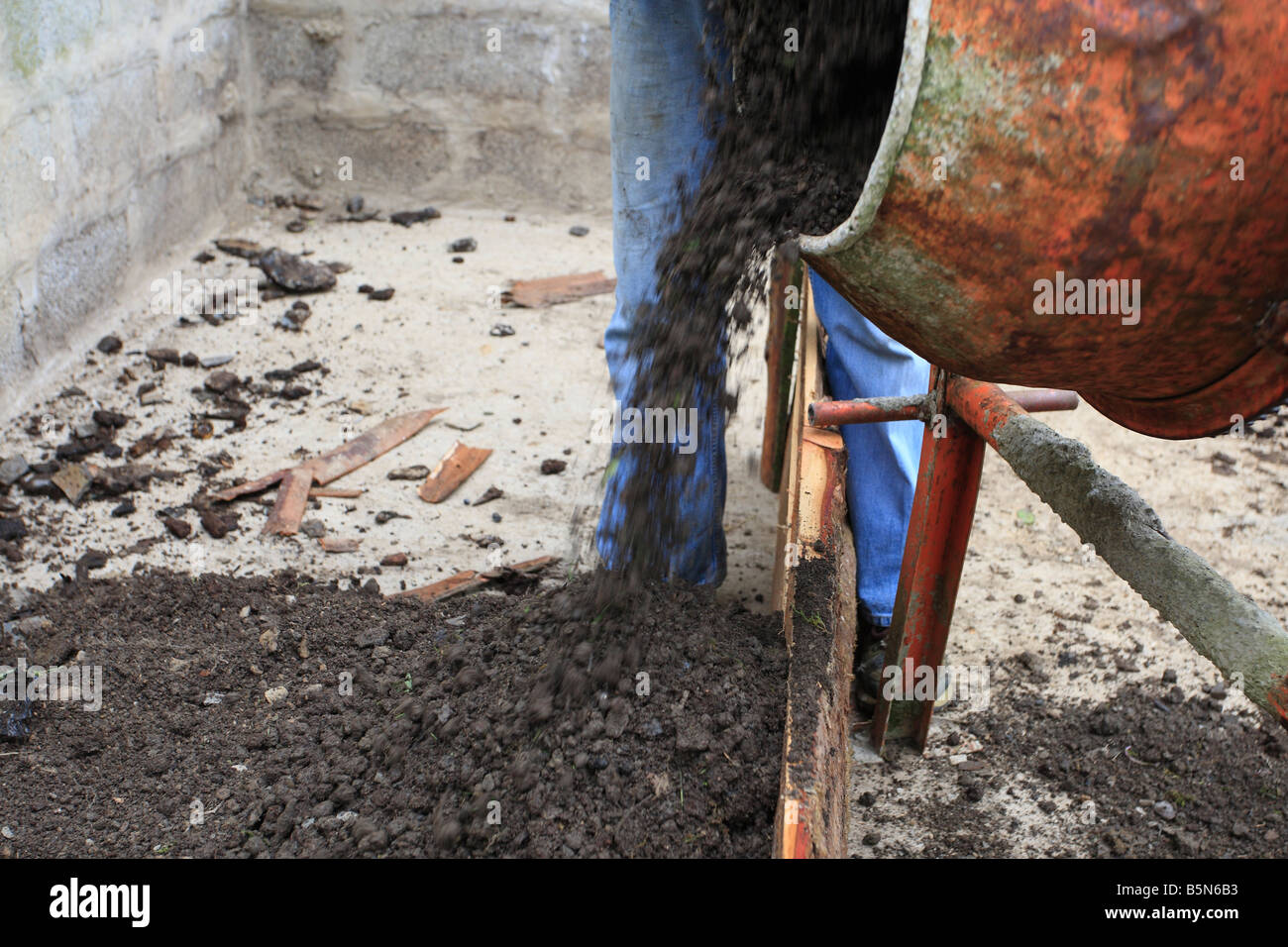 Cement raised beds hi-res stock photography and images - Alamy