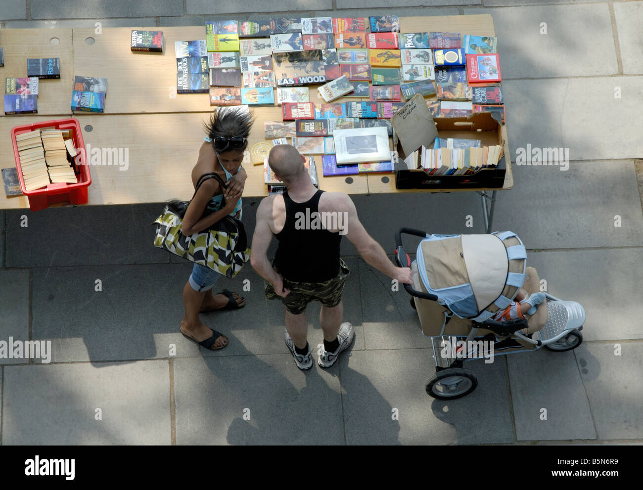 Outdoor book stall hi-res stock photography and images - Alamy