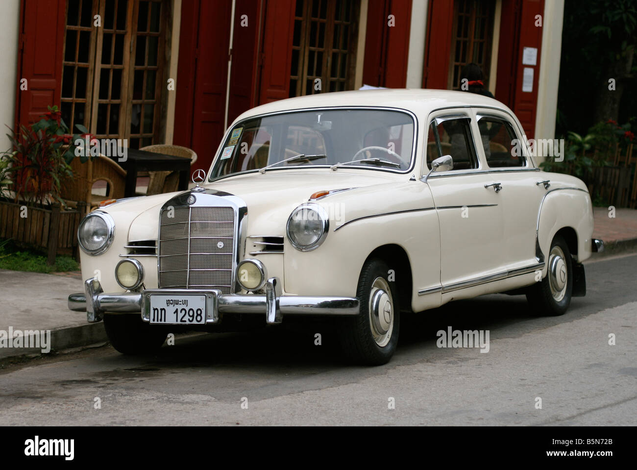 White Vintage Mercedes Een Klassieke Luxe Auto Straat Mercedes Benz
