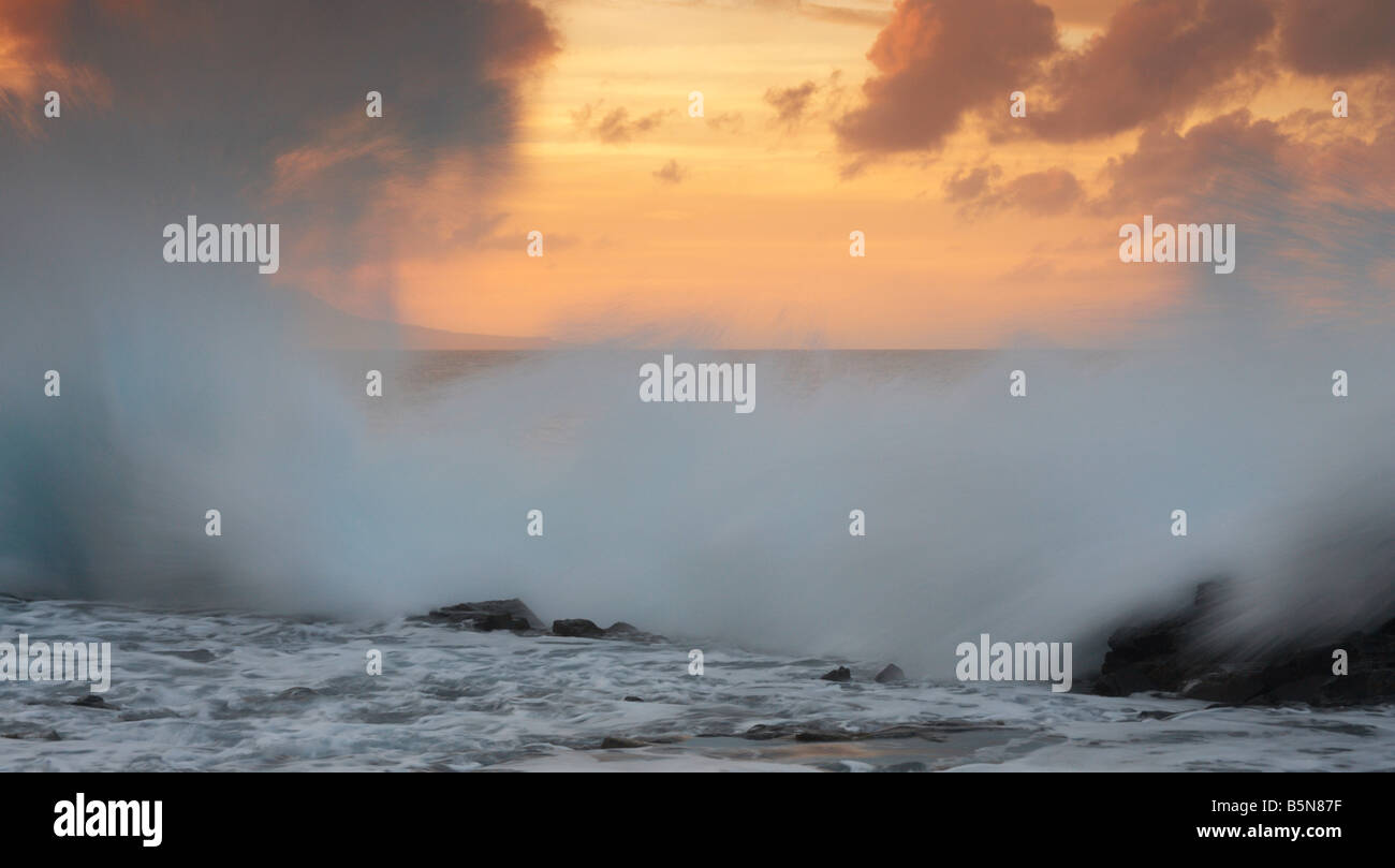 Wave crashing onto rocks hi-res stock photography and images - Alamy