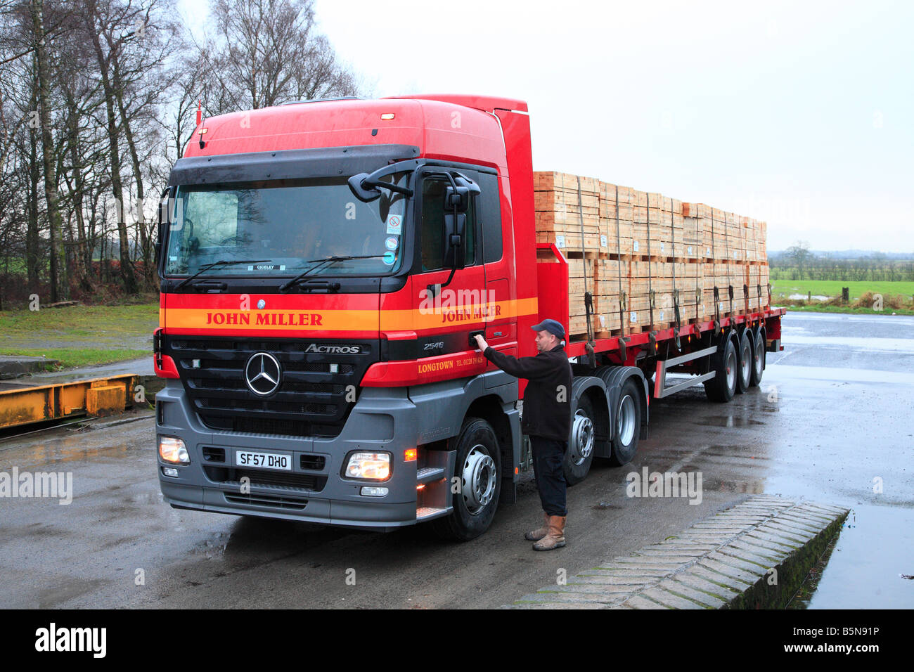 Lumber truck hi-res stock photography and images - Alamy
