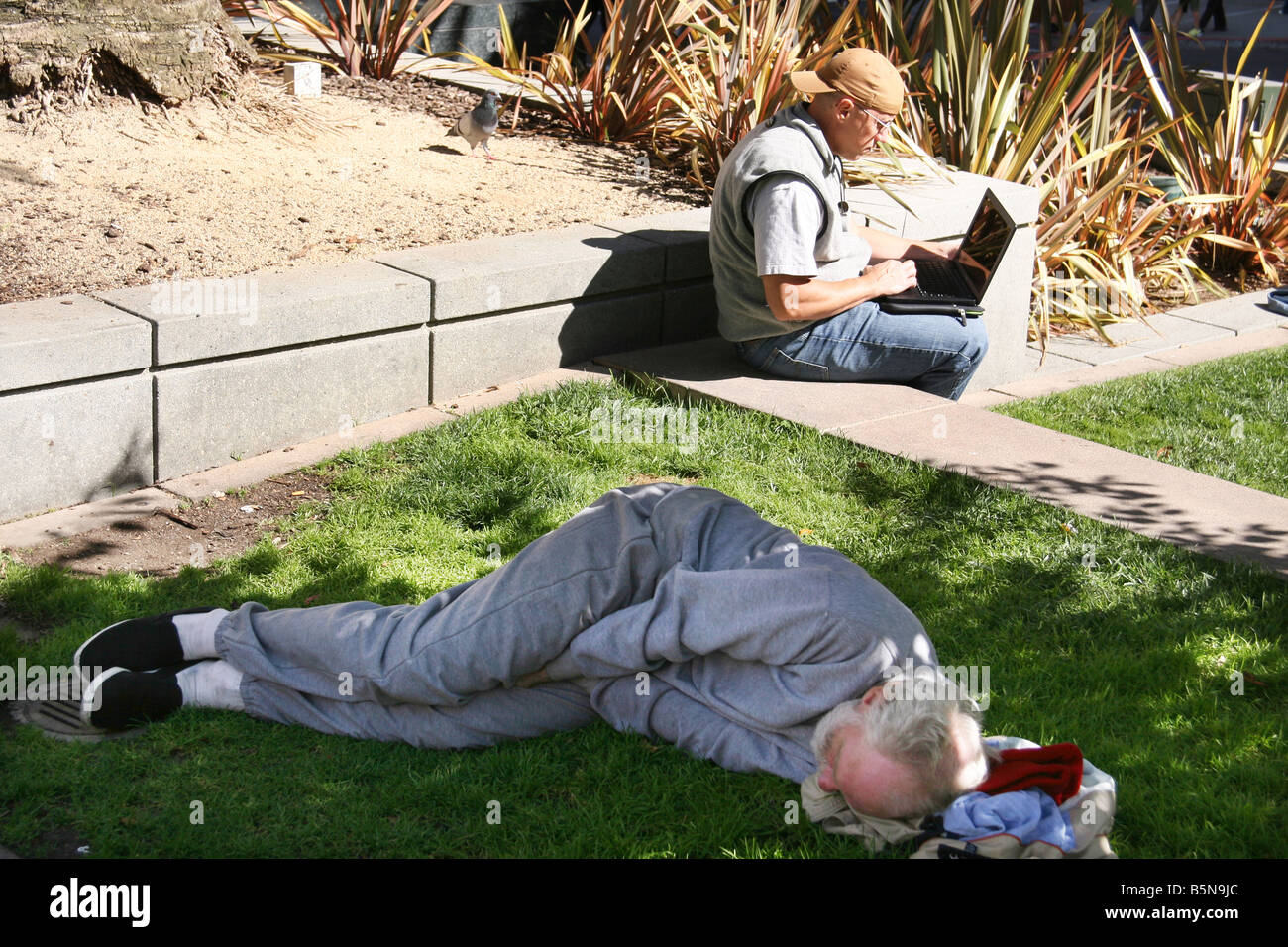 People resting on Union square in San Francisco Stock Photo - Alamy