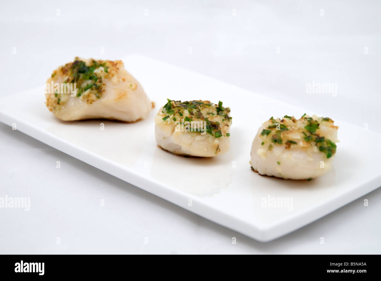 scallops on a plate Stock Photo - Alamy