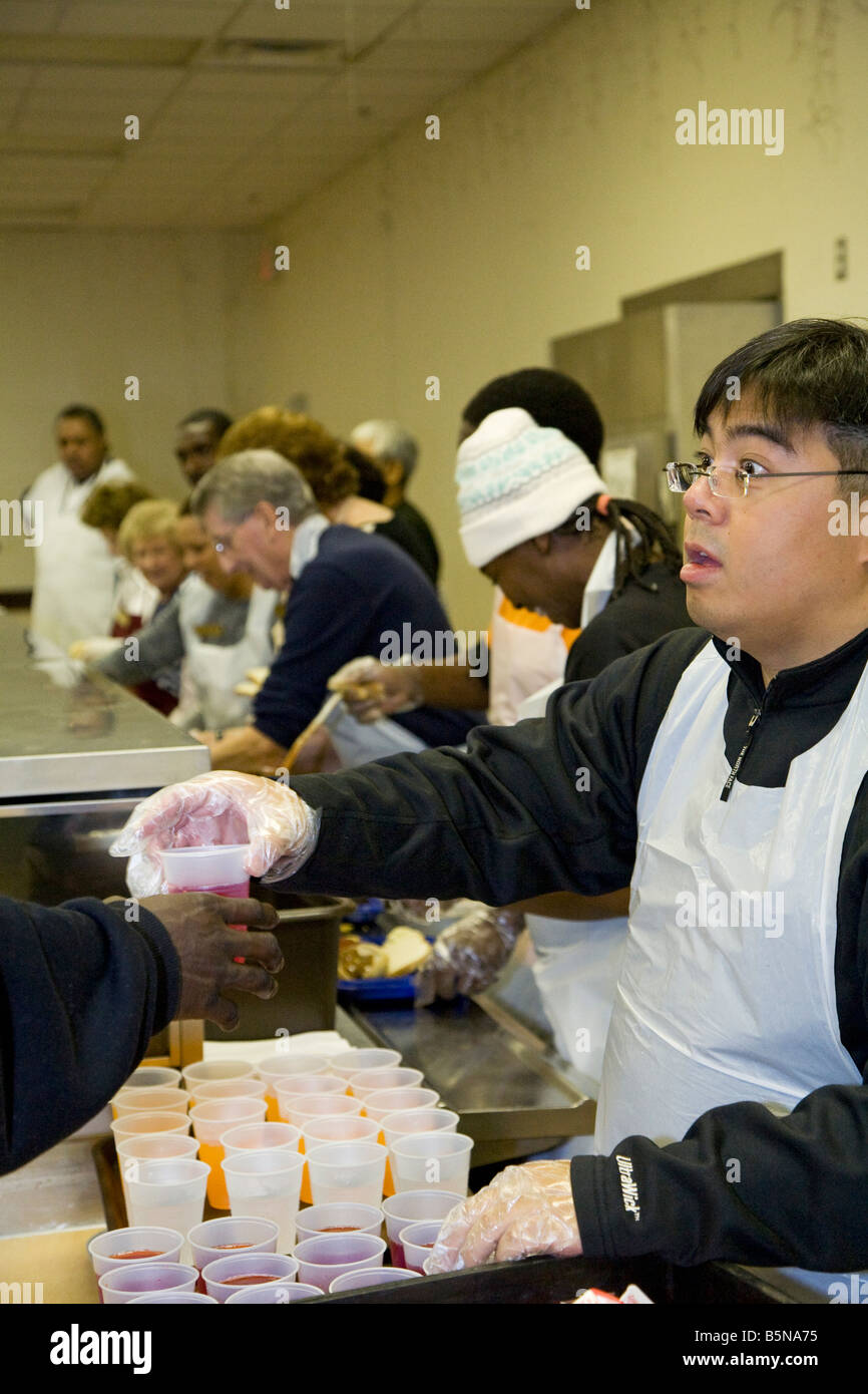 Volunteer soup kitchen hi-res stock photography and images - Alamy