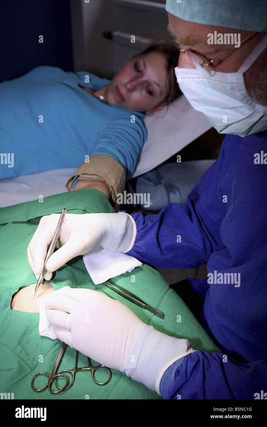 Surgeon with a scalpel during an operation Stock Photo - Alamy
