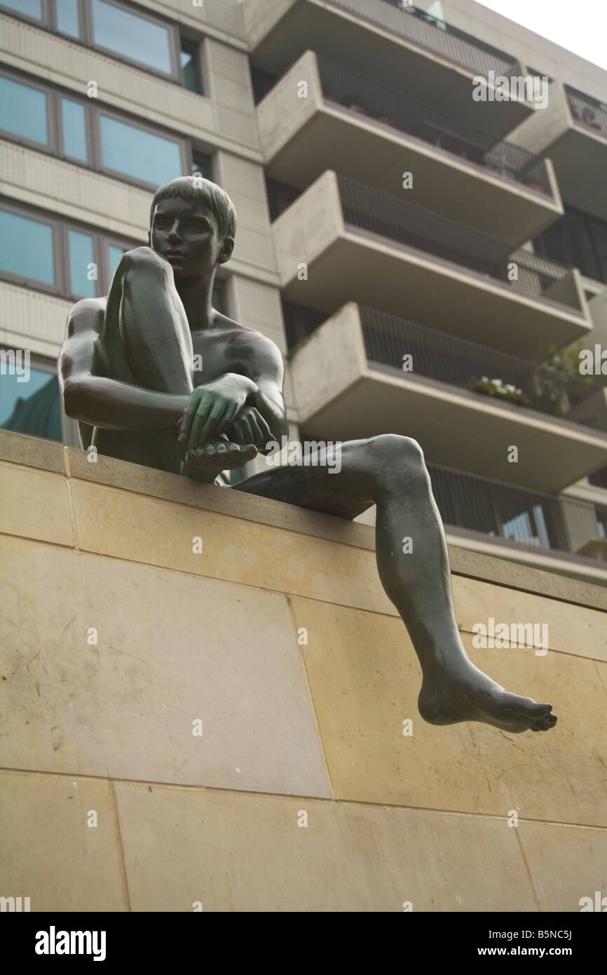 Bronze statue man sitting on hi-res stock photography and images - Alamy