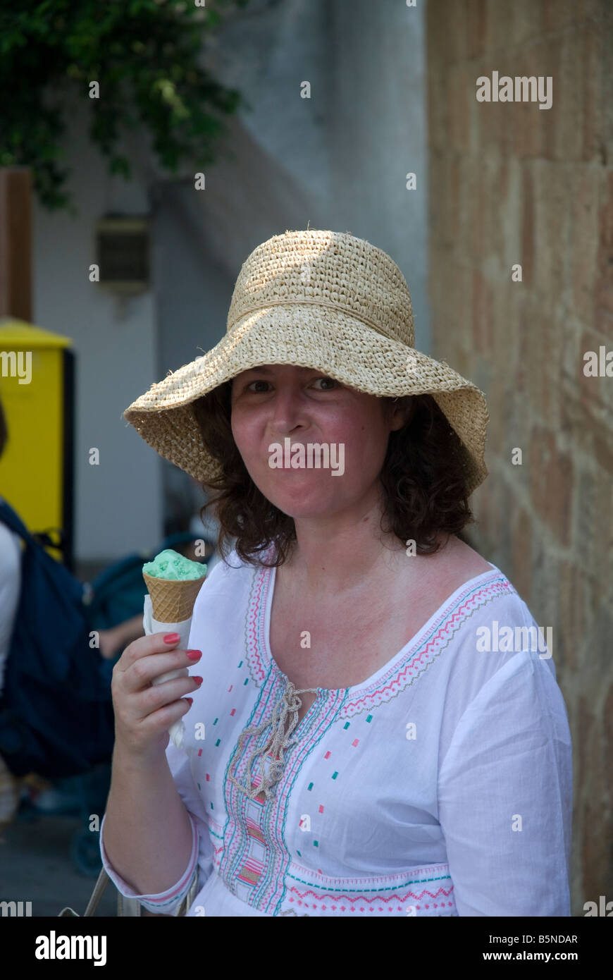 Scooping ice cream cone hi-res stock photography and images - Alamy