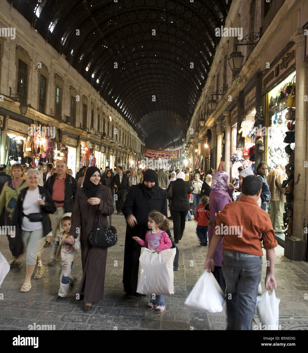 Syrian women walking through Damascus Souk al Hamidiyya Stock Photo - Alamy
