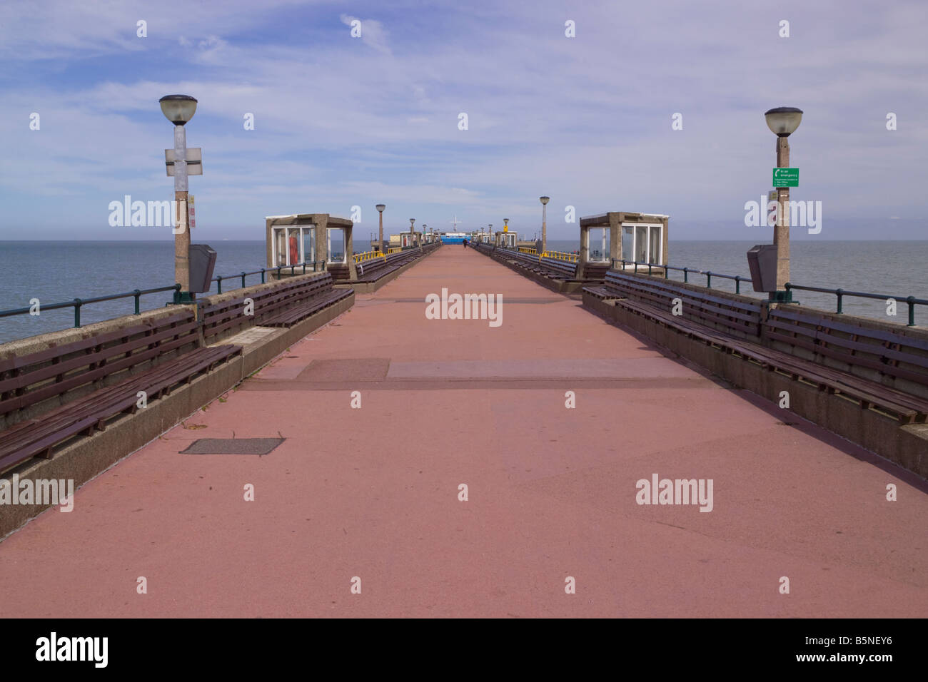 Pier deal kent people hi-res stock photography and images - Alamy