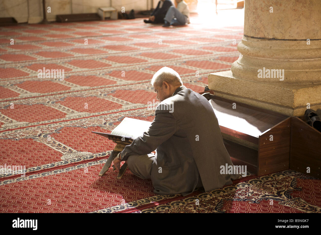 man reading the koran Ummayyad Mosque Damascus Stock Photo - Alamy