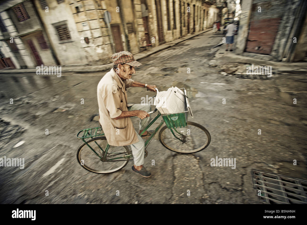 Newspaper delivery man hi-res stock photography and images - Alamy