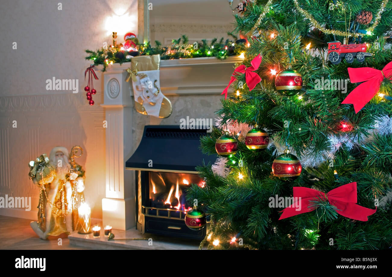 CHRISTMAS TREE IN HOME LIVING ROOM Stock Photo - Alamy