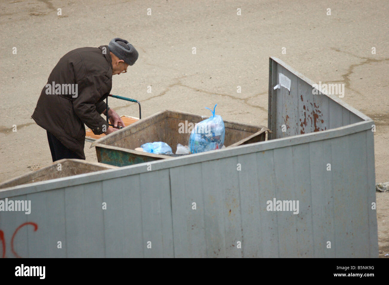 Poor old man hi-res stock photography and images - Alamy