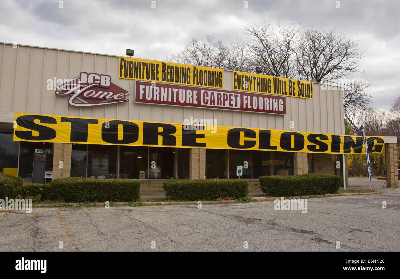 Store closing sign on top of a store Stock Photo - Alamy