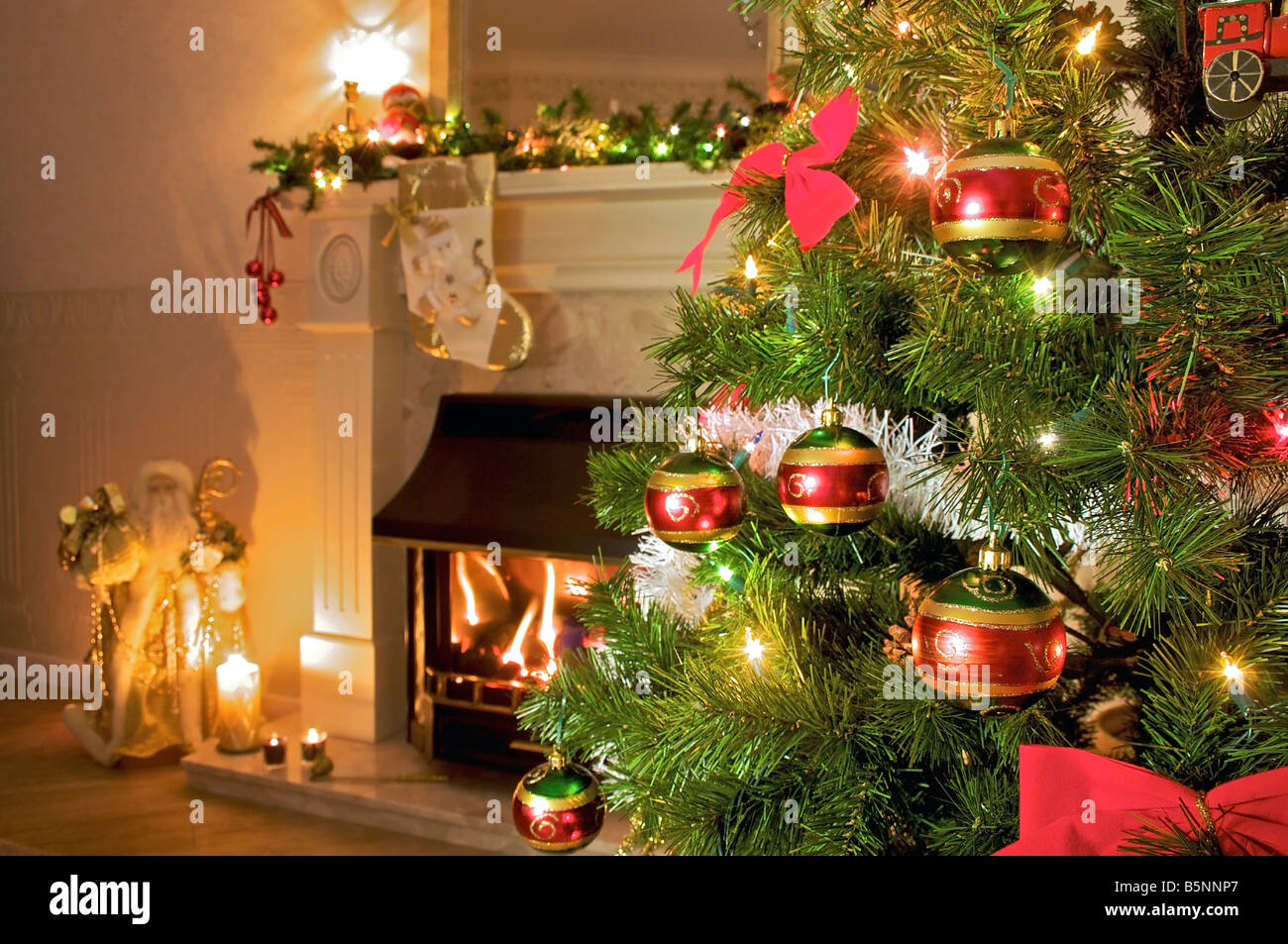 CHRISTMAS TREE IN HOME LIVING ROOM Stock Photo - Alamy