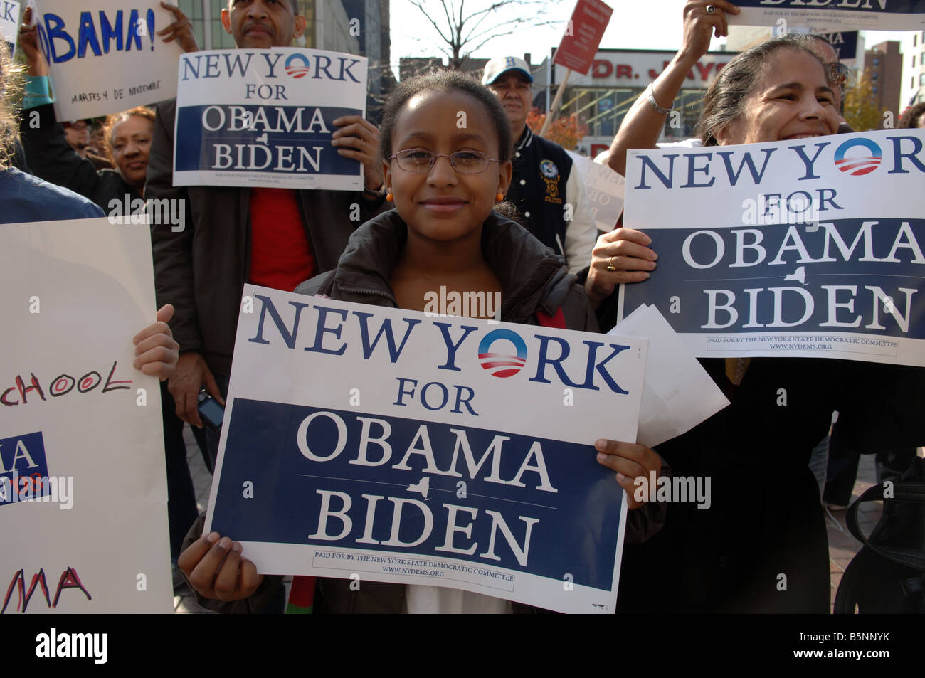 Hundreds of supporters rally in front of the Harlem State Office ...