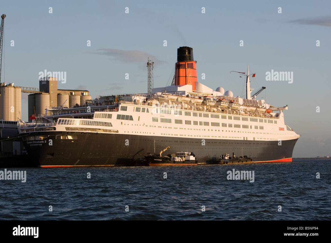 Qe2 dubai hi-res stock photography and images - Alamy
