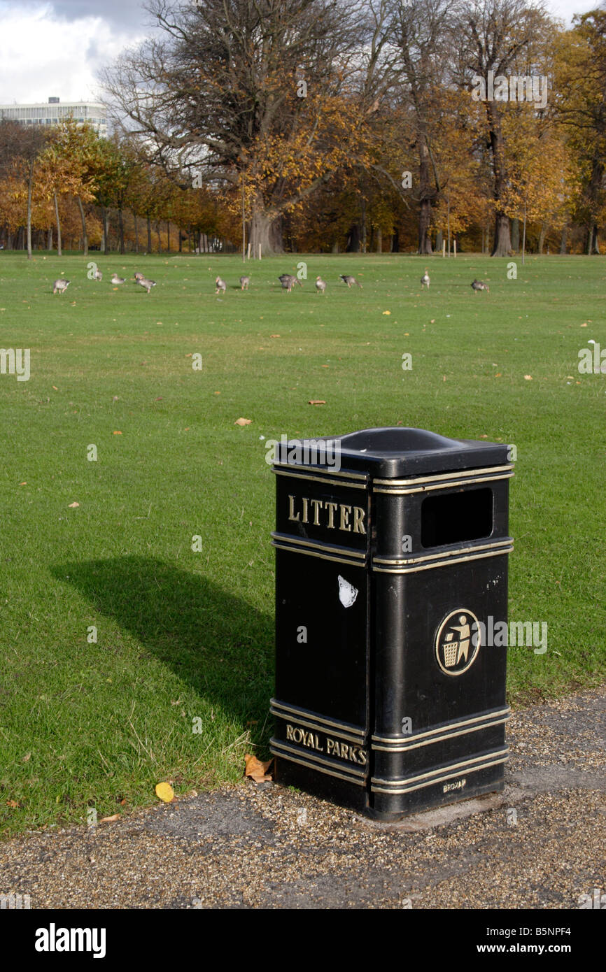 London litter bin hi-res stock photography and images - Alamy