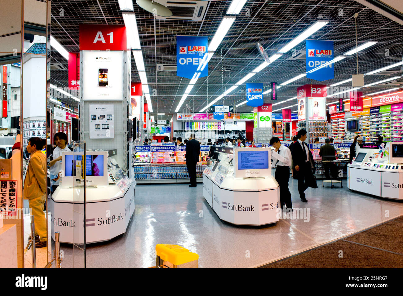 Electronics store in the Shibuya district of Tokyo, Japan Stock Photo ...