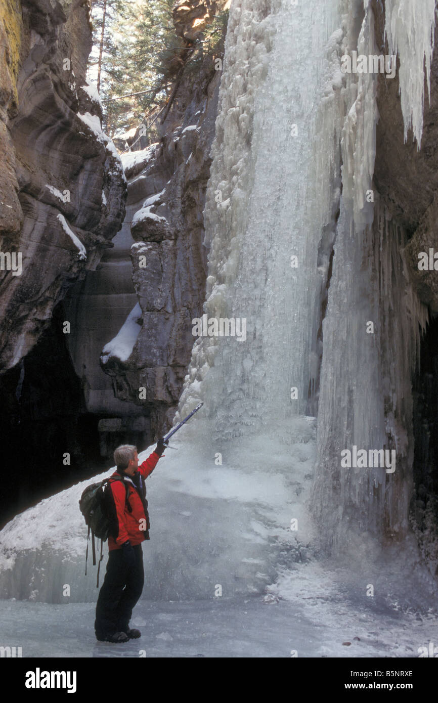 The queen frozen waterfall maligne canyon hi-res stock photography and ...