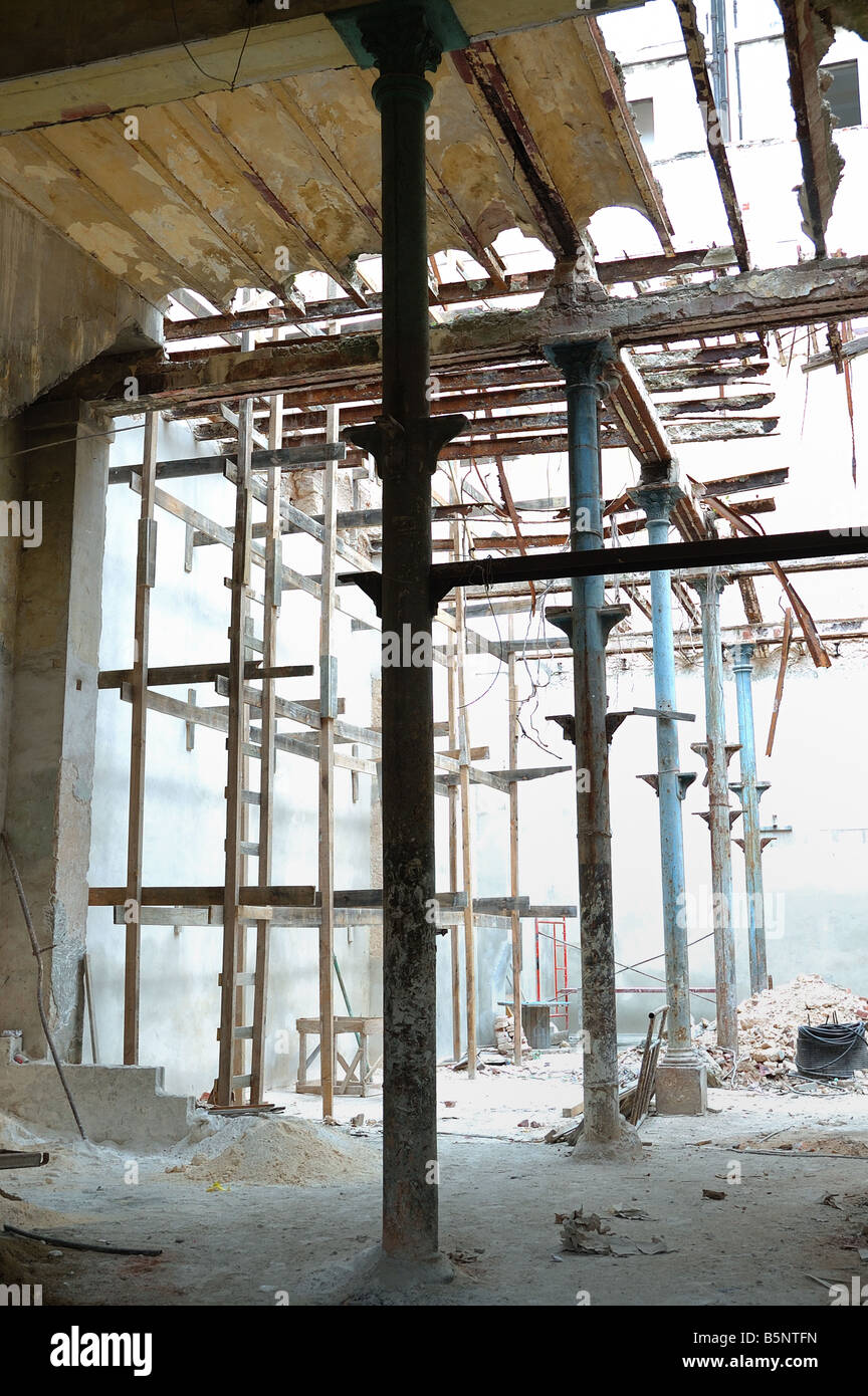 Crumbling old havana building interior Stock Photo - Alamy