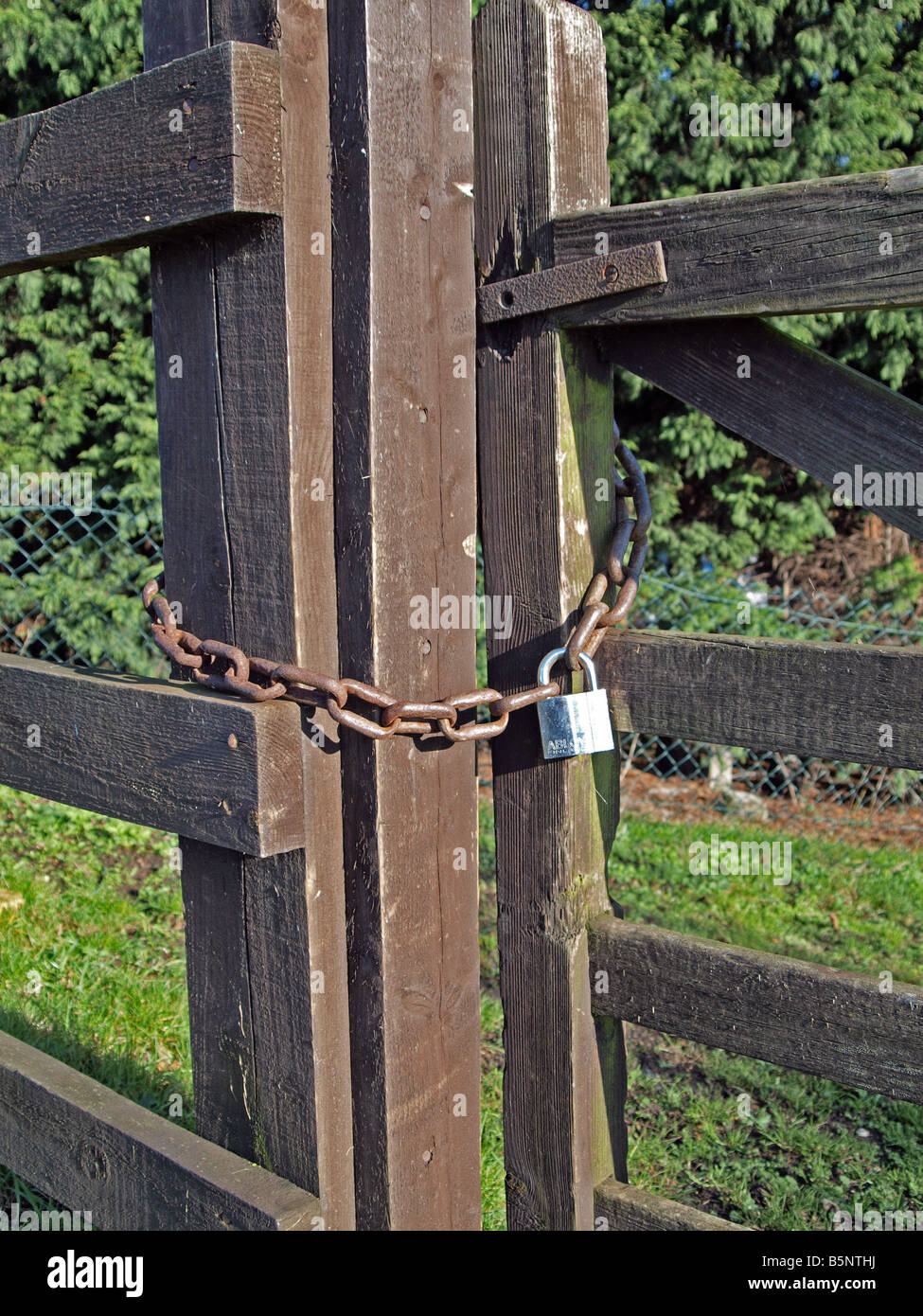 Security gate locks hi-res stock photography and images - Alamy