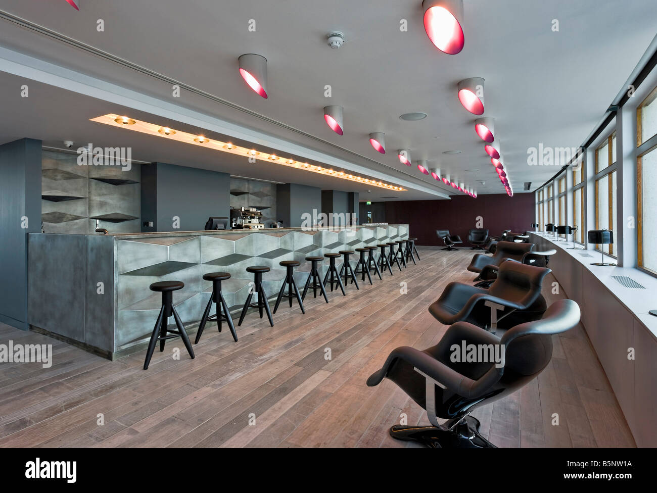 Paramount Club champagne bar at the Centre Point Building in London ...