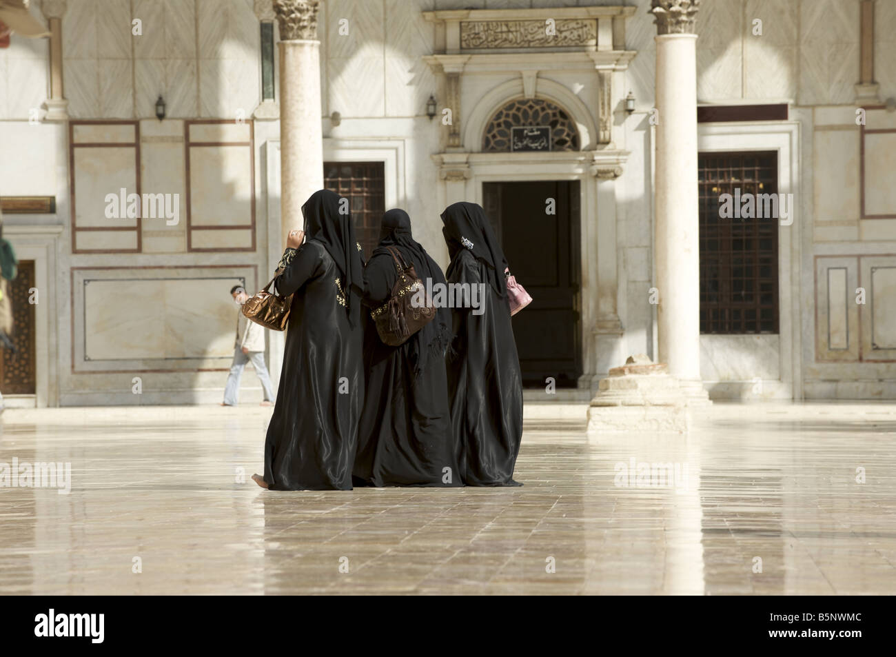 Black chador hi-res stock photography and images - Alamy