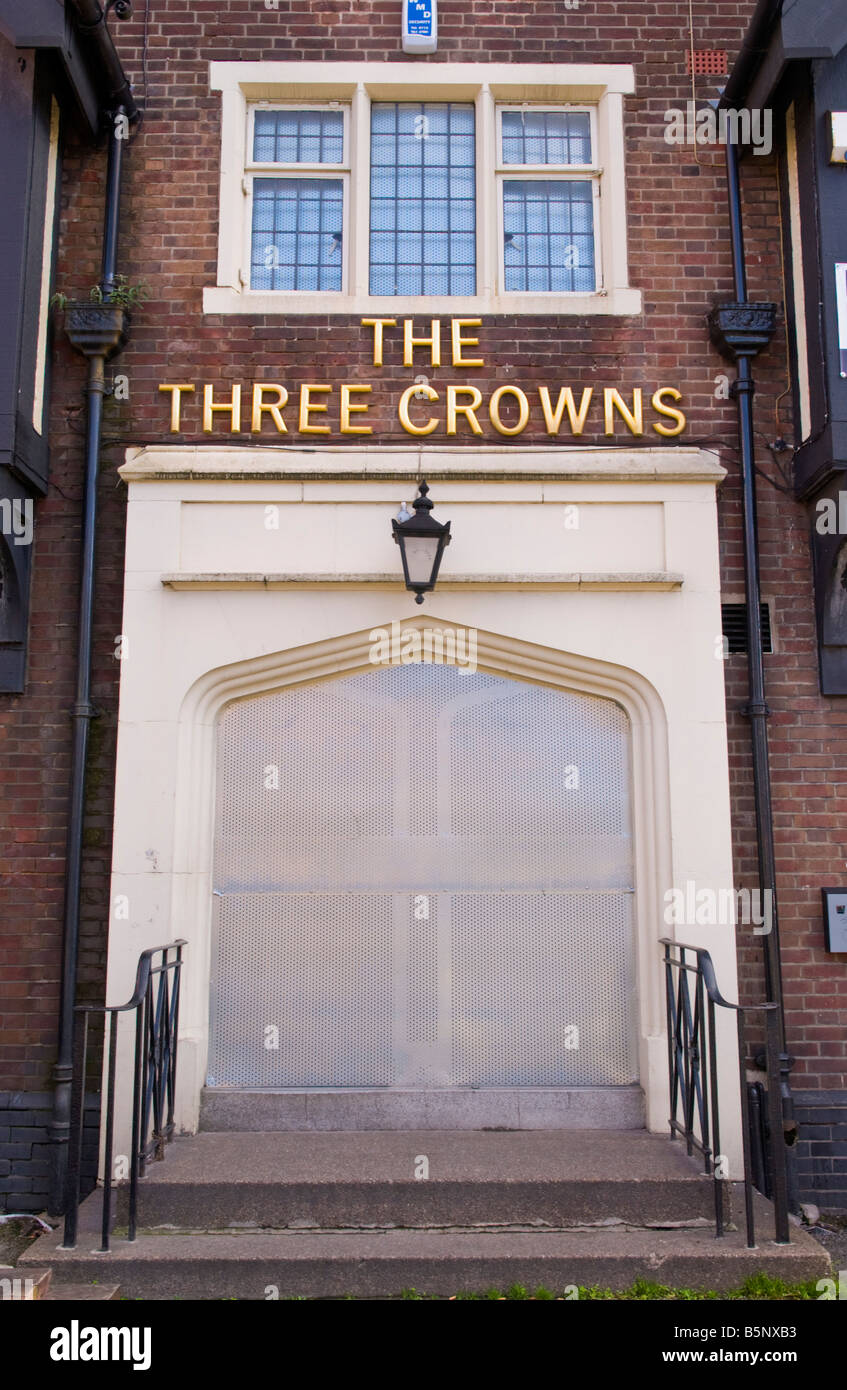 Three crowns public house hi-res stock photography and images - Alamy