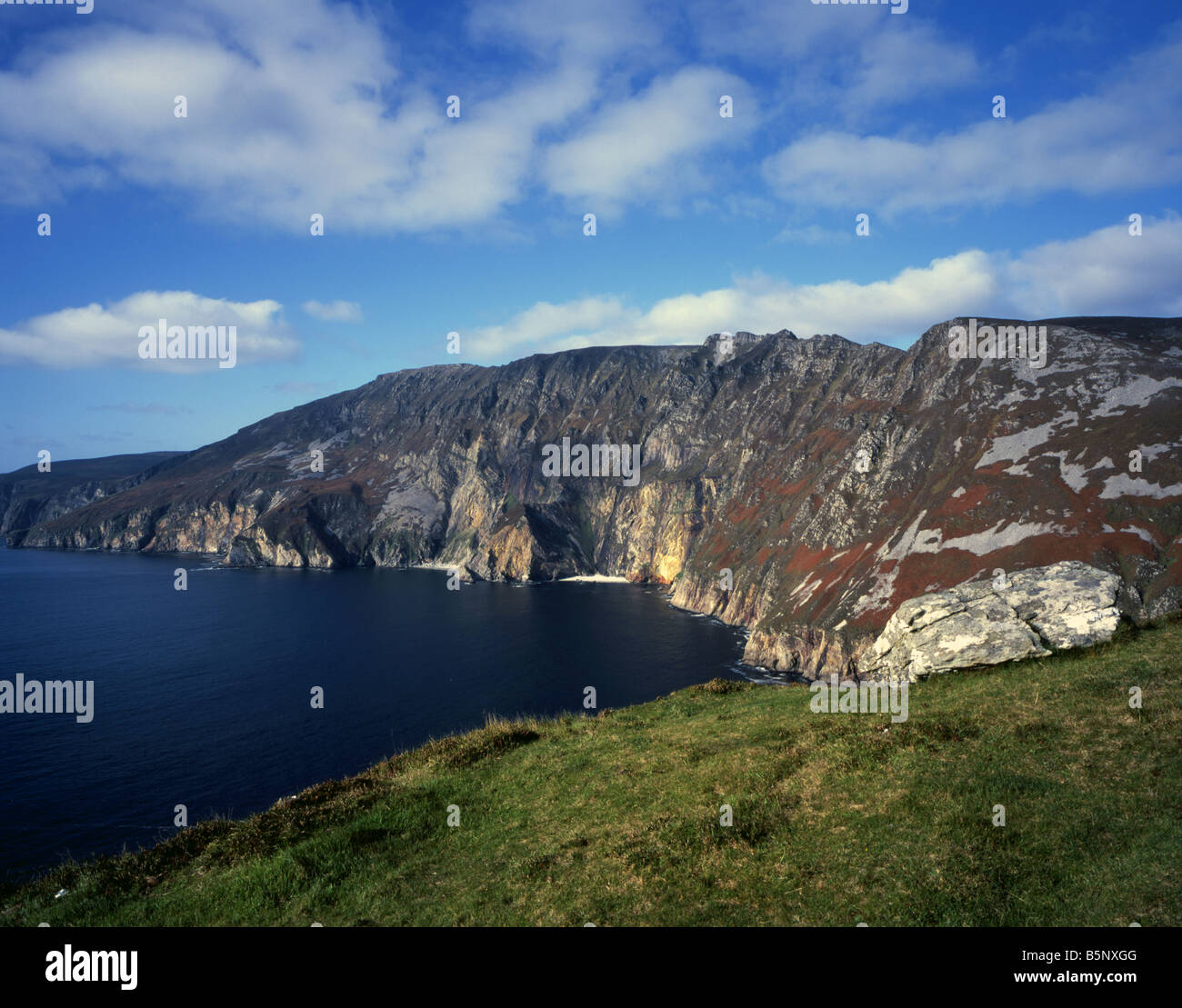 The dramatic cliffs of Slieve League The Amharc Mor near Bunglass ...