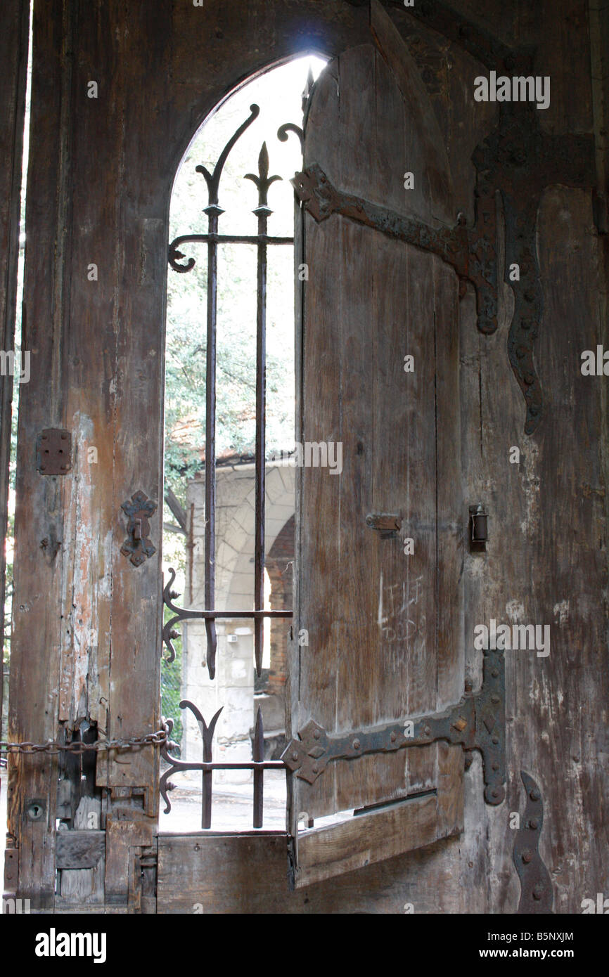 Half closed door by shutter hi-res stock photography and images - Alamy