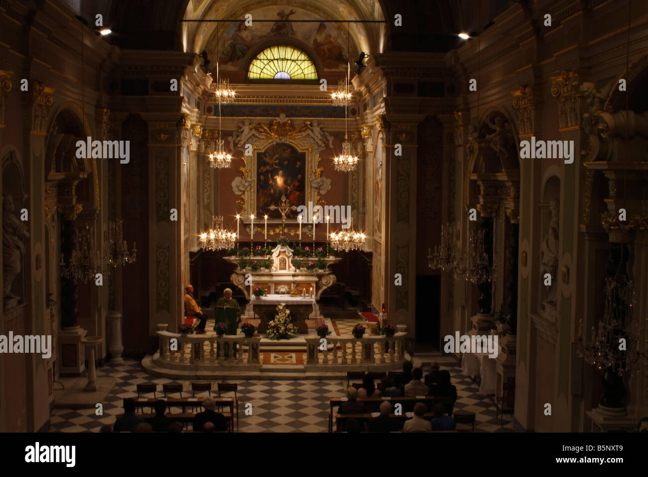 Catholic mass altar hi-res stock photography and images - Alamy