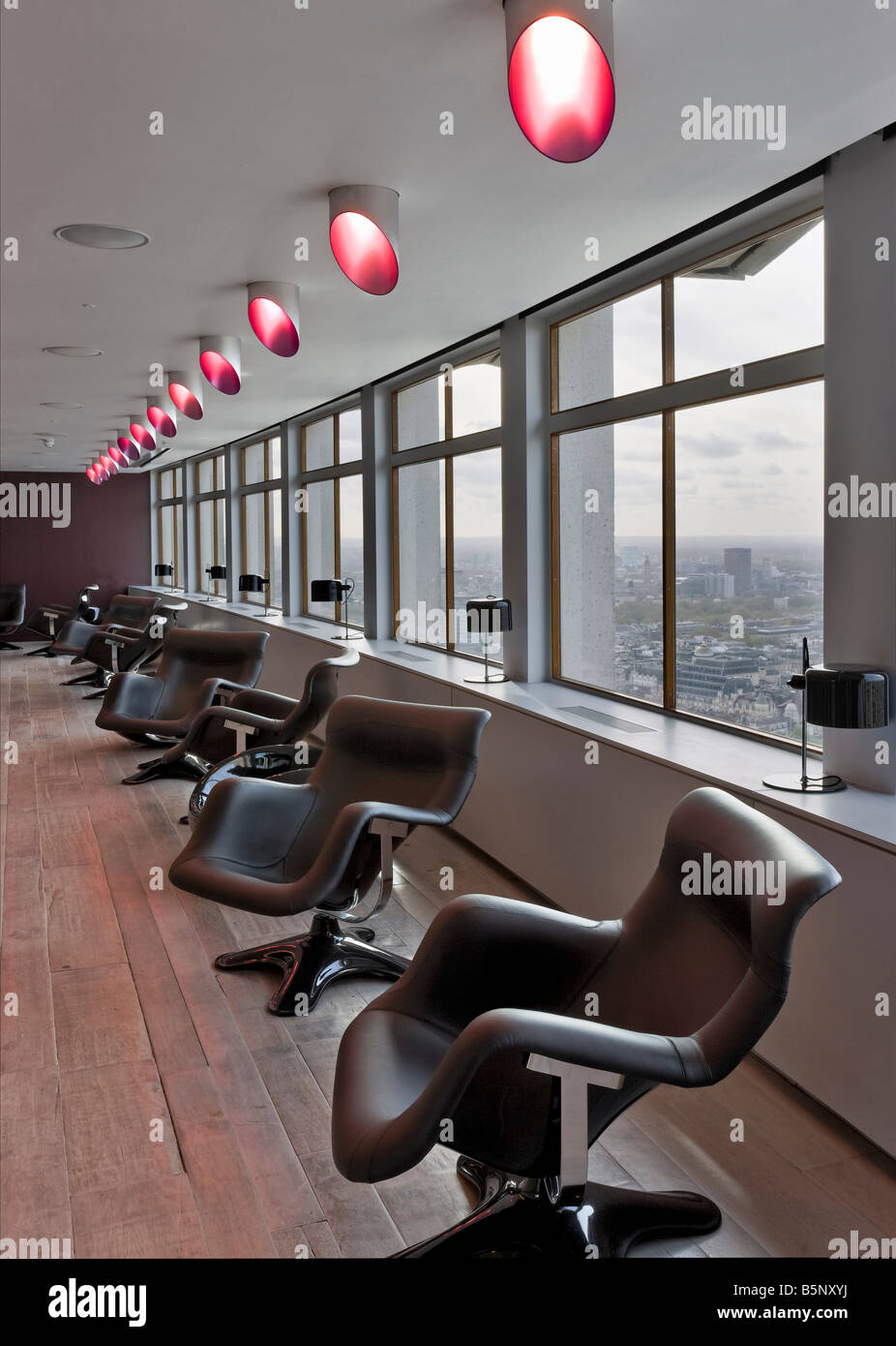 Paramount Club champagne bar at the Centre Point Building in London ...