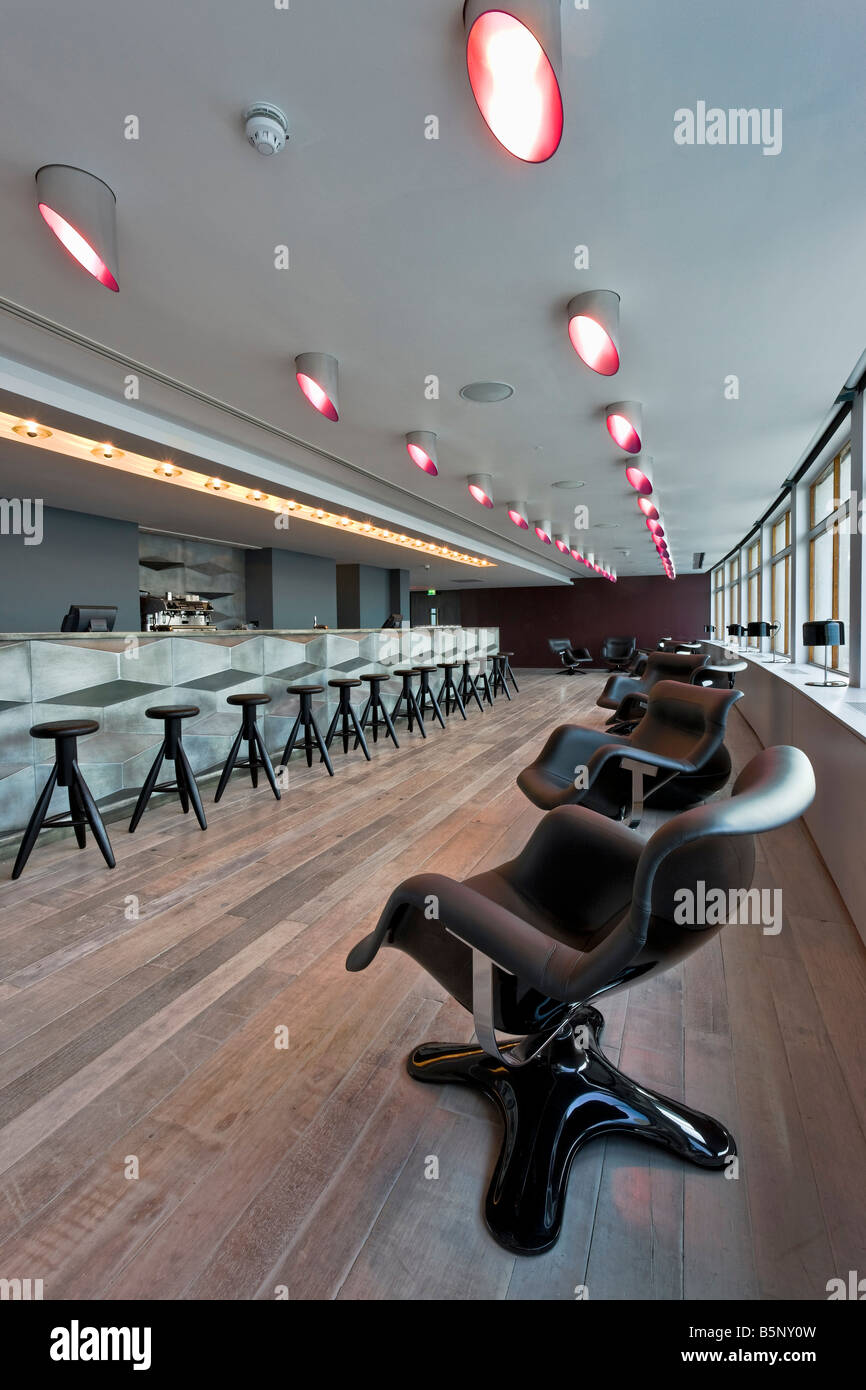 Paramount Club champagne bar at the Centre Point Building in London ...