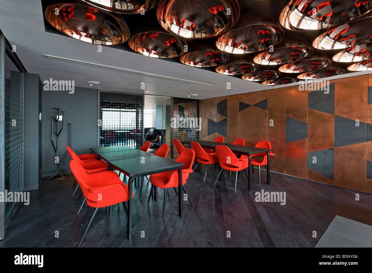 Paramount Club champagne bar at the Centre Point Building in London ...