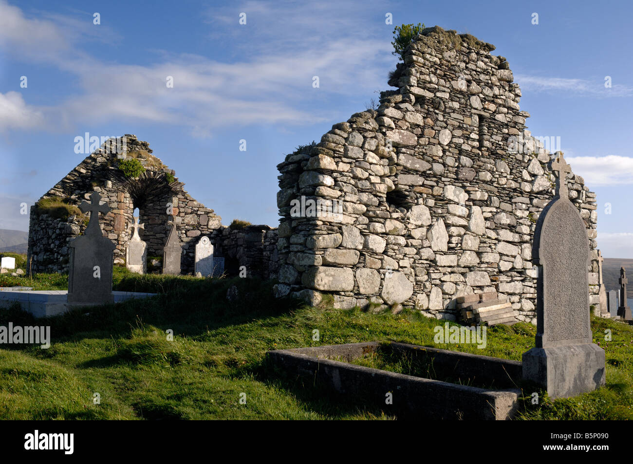 Irish landscape abbey hi-res stock photography and images - Alamy