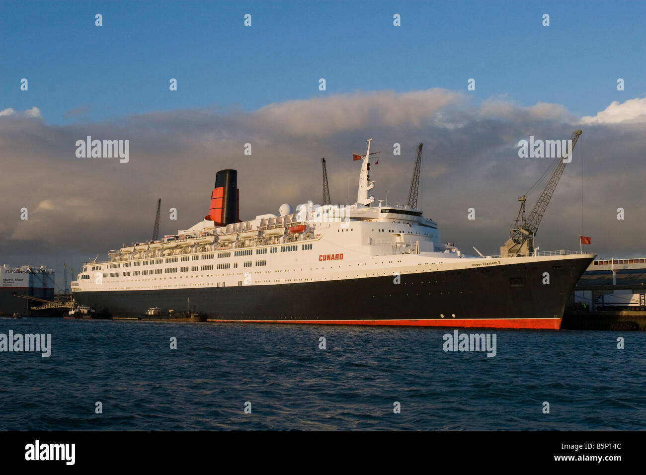 Qe2 dubai hi-res stock photography and images - Alamy