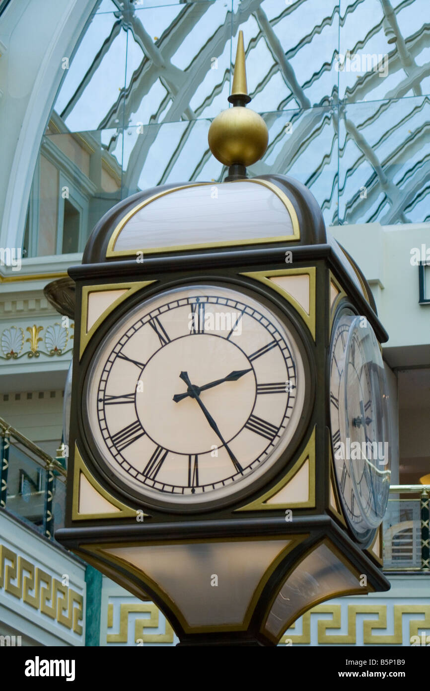 Mall clock hi-res stock photography and images - Alamy