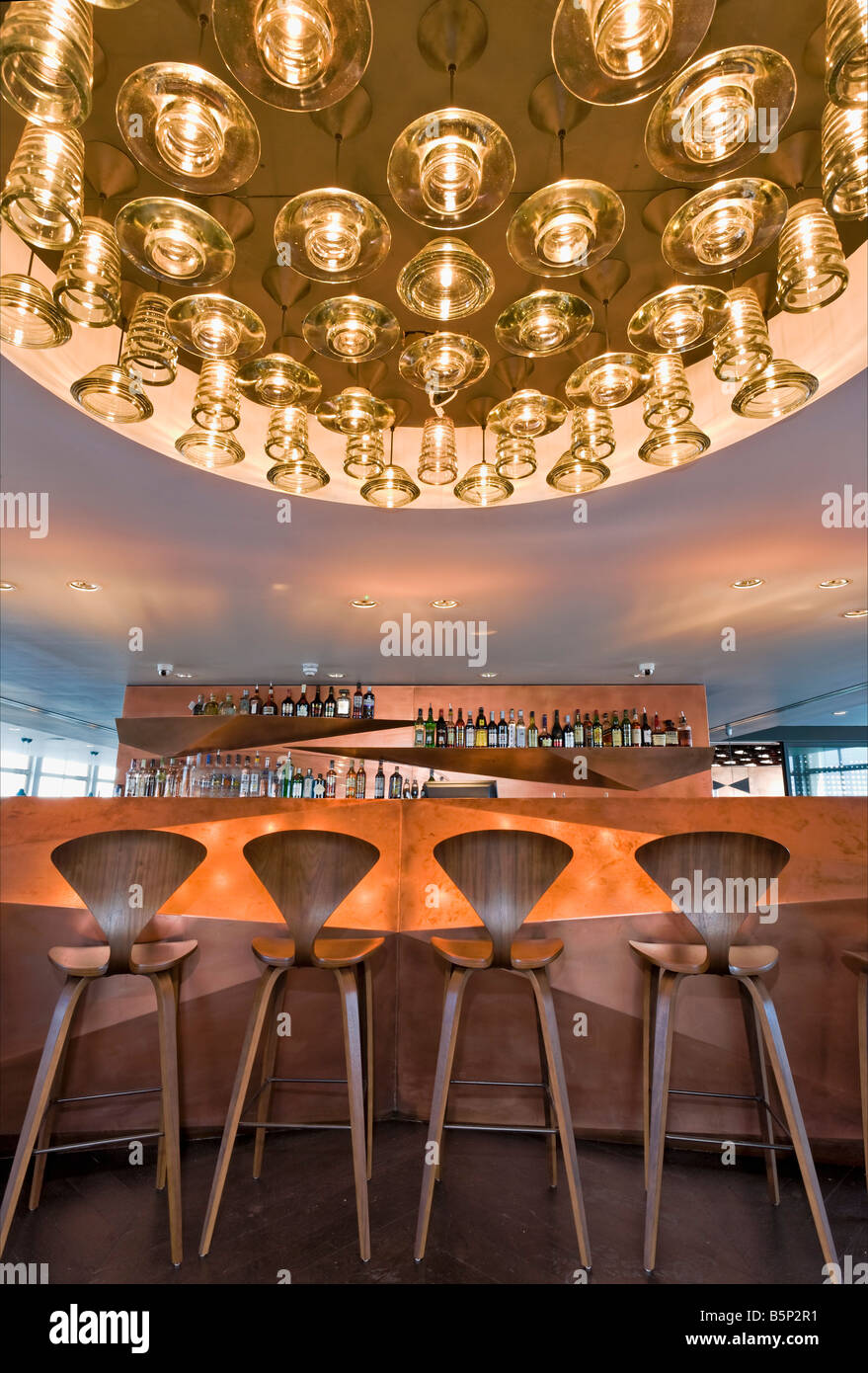 Paramount Club champagne bar at the Centre Point Building in London ...
