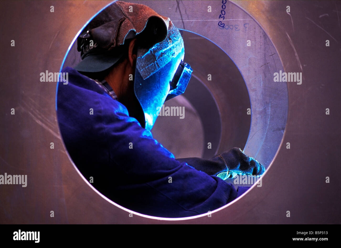 Aluminium welder wearing protective clothing working Stock Photo - Alamy