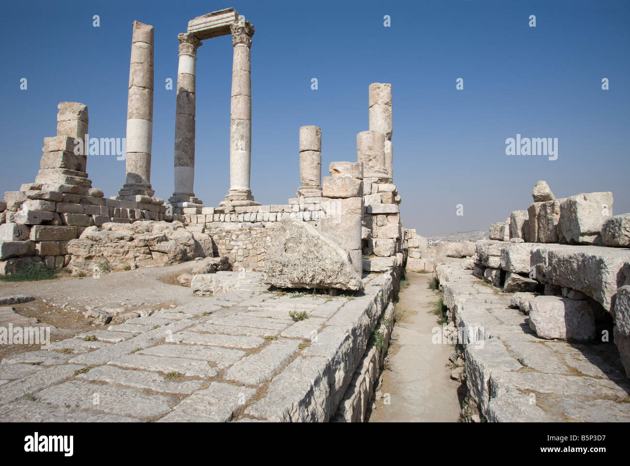 ROMAN TEMPLE OF HERCULES RUINS OF CITADEL AMMAN JORDAN Stock Photo - Alamy