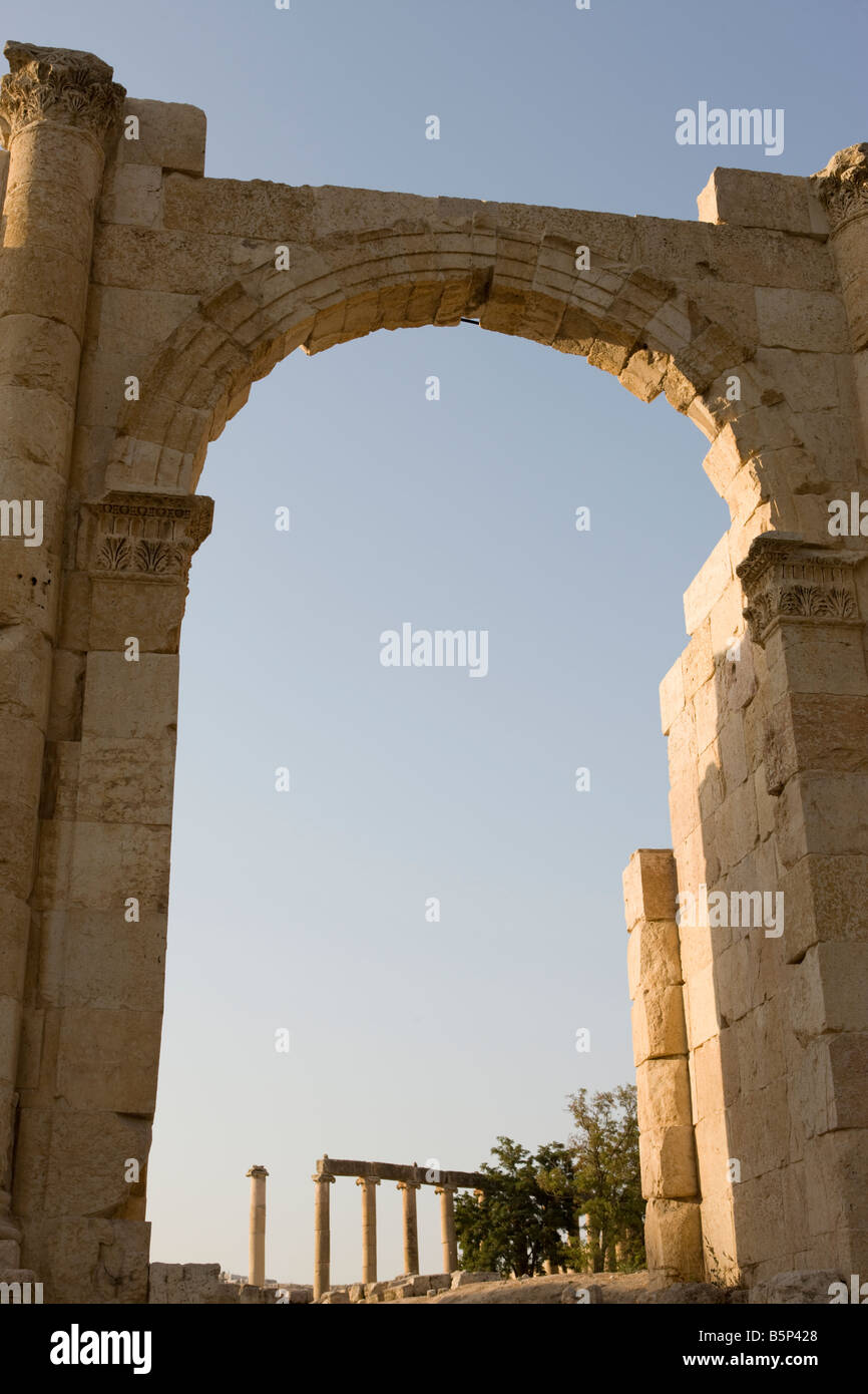 HADRIAN’S SOUTH GATE ROMAN RUINS JERASH JORDAN Stock Photo - Alamy