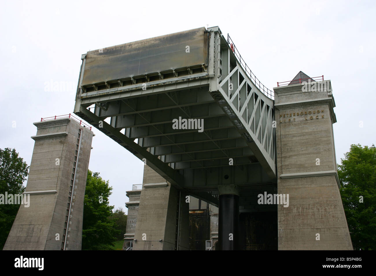 The historical hydraulic lift-locks on the Trent canal, in Peterborough ...