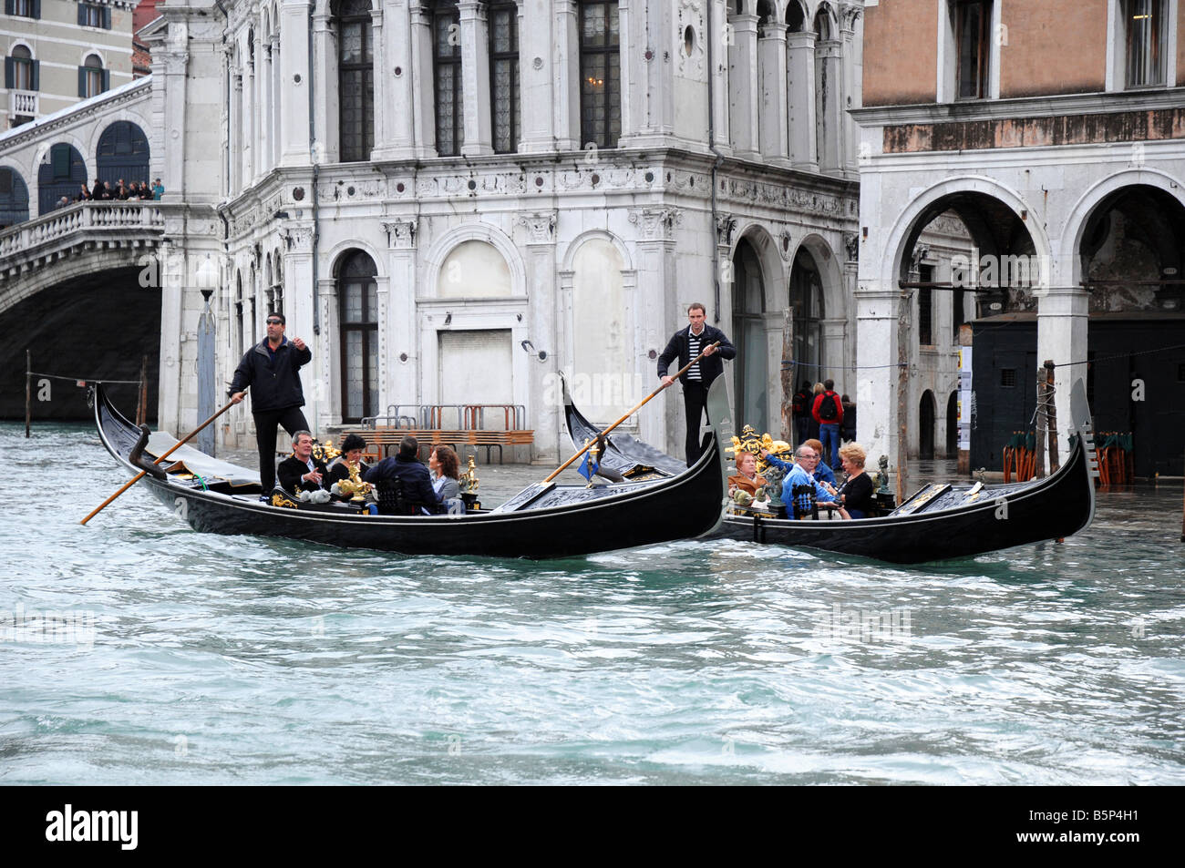 Gondola and gondolier on the grand canal hi-res stock photography and ...