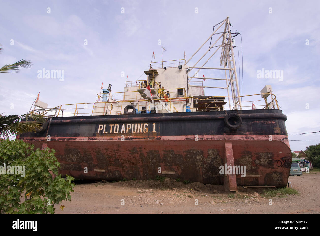Floating Electric Generator Ship - caused by tsunami located in Kampung ...